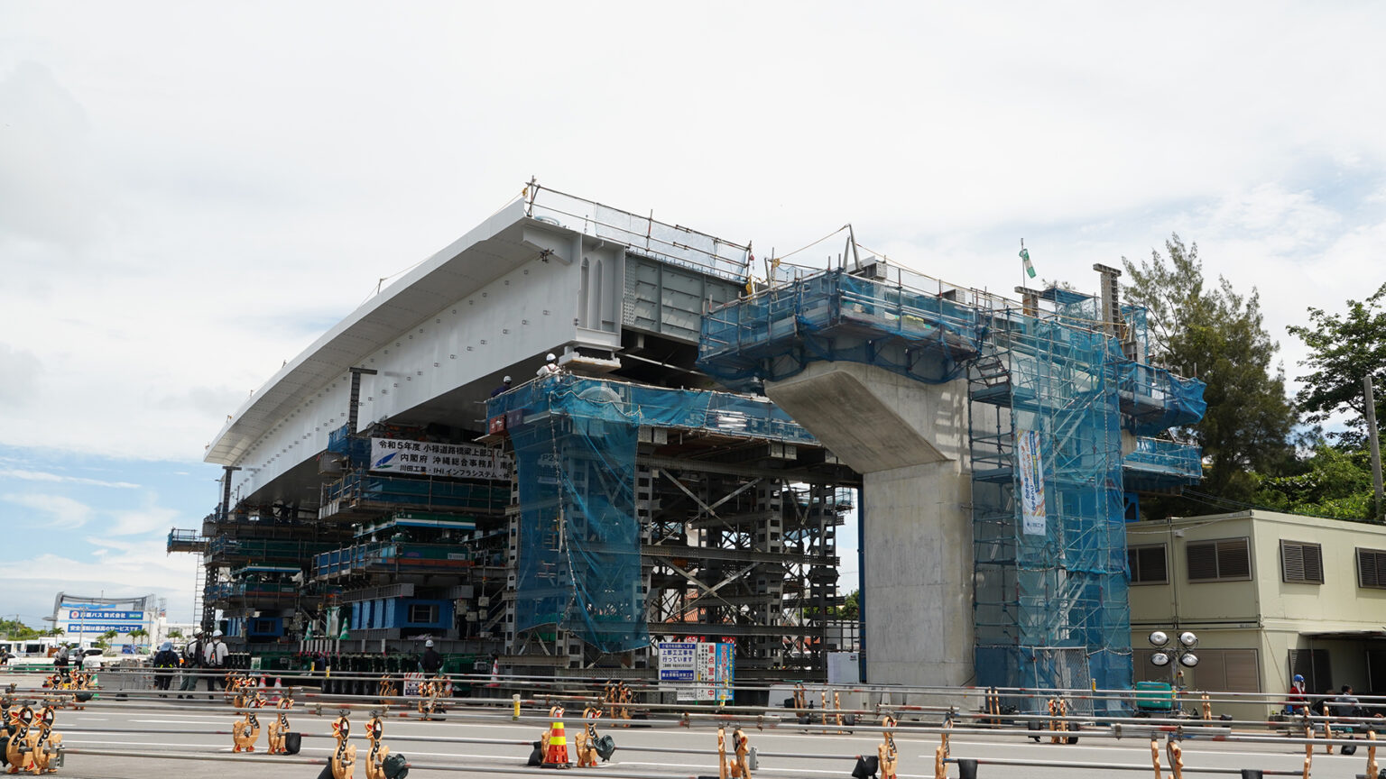南部国道事務所 小禄道路の上下線P19～P24間の上部工架設工事が最盛期 | R2SJ