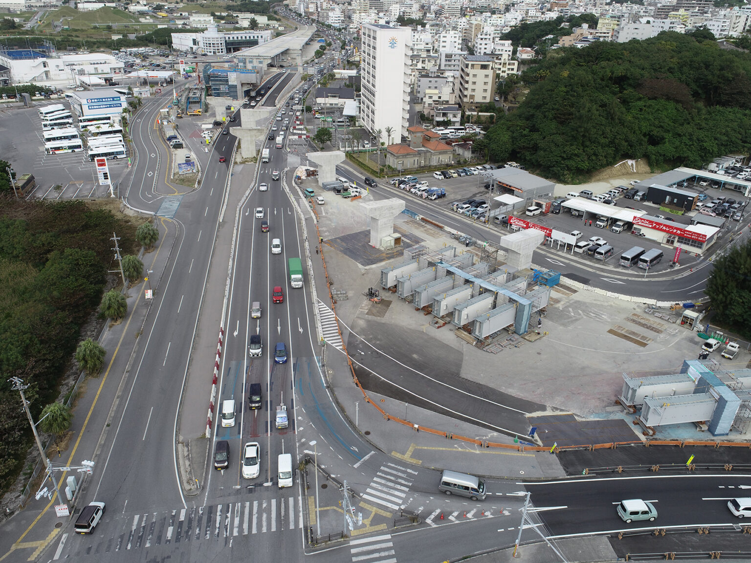 南部国道事務所 小禄道路の上下線P19～P24間の上部工架設工事が最盛期 | R2SJ
