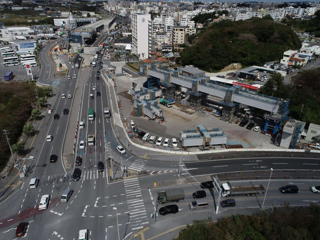 南部国道事務所 小禄道路の上下線P19～P24間の上部工架設工事が最盛期 | R2SJ