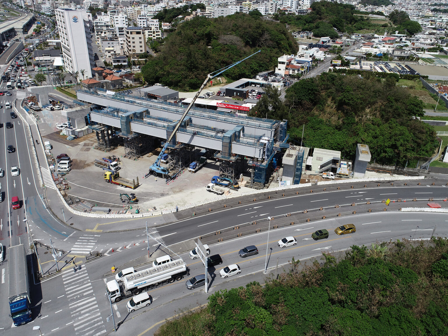 南部国道事務所 小禄道路の上下線P19～P24間の上部工架設工事が最盛期 | R2SJ